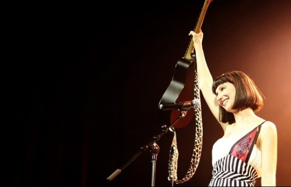 Lussi reprend ''Whole Lotta Love'' de Led Zeppelin