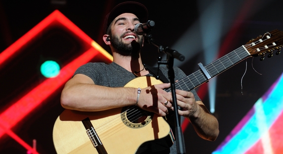 Kendji : ému, il fait monter son père sur scène et chante avec lui ...