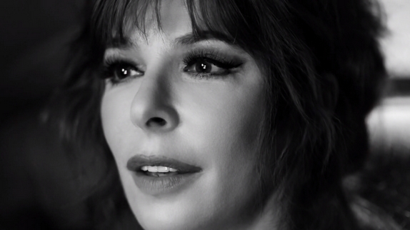 Clip "Des larmes" : Mylène Farmer joue de ses charmes en noir et blanc