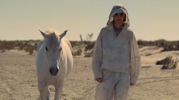 Aime Simone prend sa liberté dans le clip "Give Me Love or Give Me Nothing"