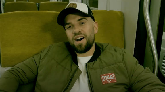 Un rappeur français rend un hommage savoureux au "RER B" dans son ...