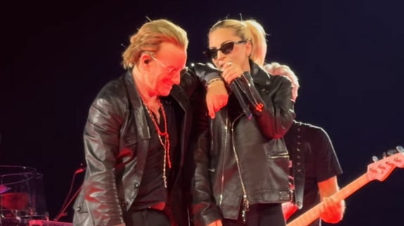 U2 invite Lady Gaga en plein concert à Las Vegas pour chanter "Shallow ...