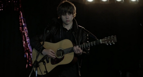 Jake Bugg en toute simplicité dans son nouveau clip "Broken"