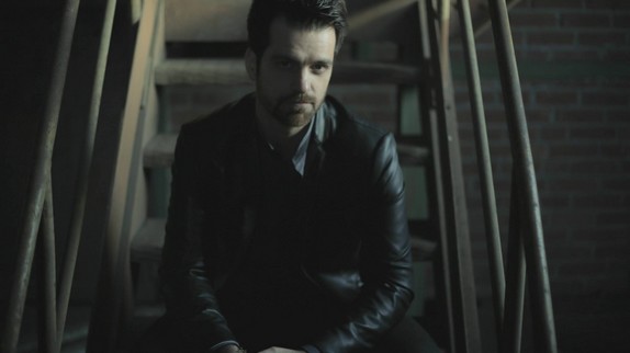 Corson enchaîne avec le titre "Loud", son nouveau single