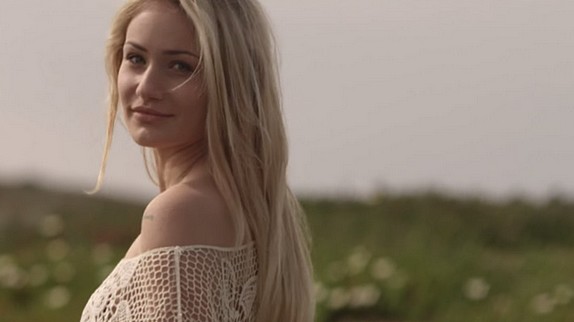 Clip de "Sous ma peau" : Megan (ex The Mess) hantée par les souvenirs ...