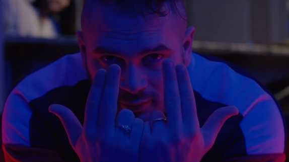 Clip "Ma Che Beauté" : Jul joue les romantiques sur son nouveau tube