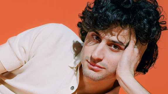 Adrien Gallo choisit le solaire "Capitale Triste" comme nouveau single