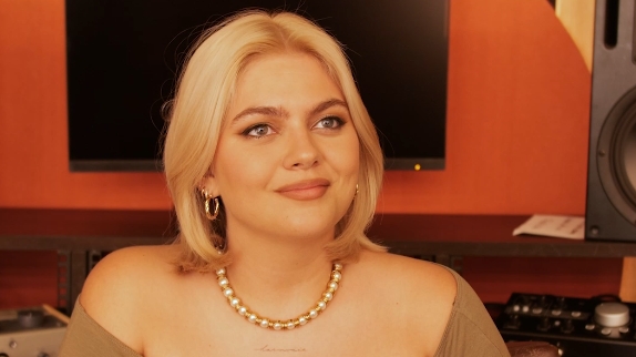 Louane révèle pourquoi elle ne voulait pas sortir son tube "Secret"
