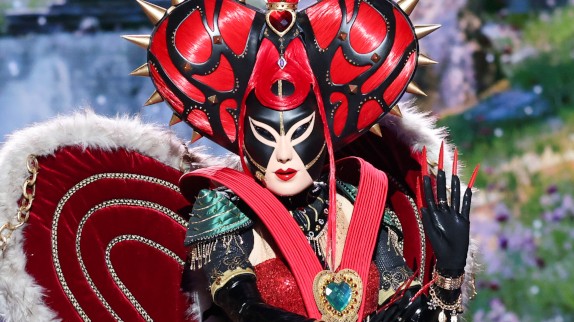 Mask Singer : on a démasqué la Dame de Coeur, c'est une animatrice que ...