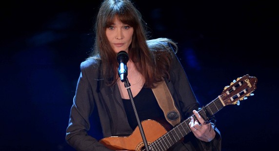 Carla Bruni dévoile le titre inédit "J'arrive à toi", extrait de ...