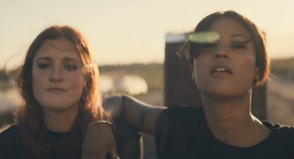 Icona Pop traverse les Etats-Unis dans son nouveau clip "Girlfriend"