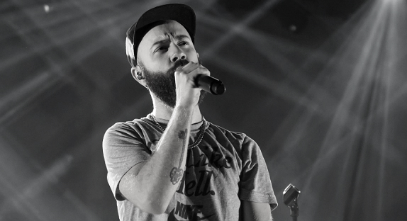 "Volcano" : Woodkid dévoile un inédit en live au Zénith de Paris