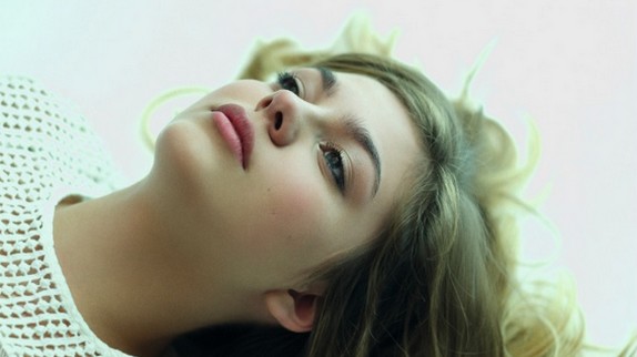 Louane chante "Nos secrets", son nouveau single signé Gaëtan Roussel ...