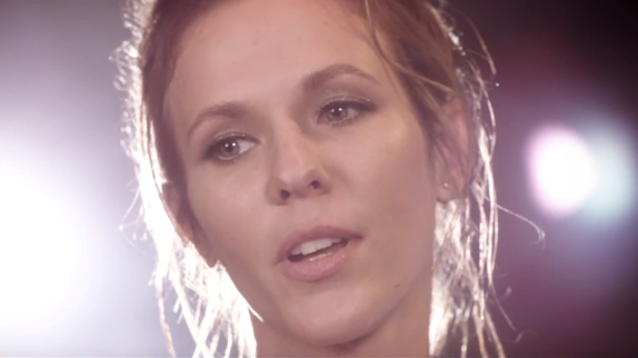 Clip "Bel été" : Lorie Pester à fleur de peau sur une ballade au piano
