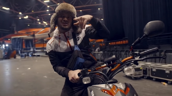 Clip "Beuh magique" : Jul délire en concert avec son public