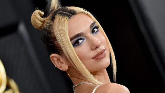 Dua Lipa chante "Can They Hear Us?" pour le film "Gully"