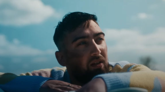 Le phénomène Vacra de retour avec "XOXO", un single ensoleillé et sensuel