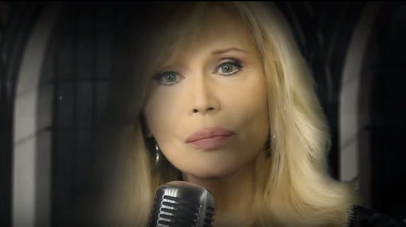 Clip de "What Now My Love" : Amanda Lear livre une version étonnante de ...