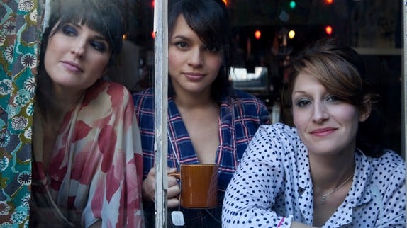 Puss N Boots : Norah Jones, Catherine Popper et Sasha Dobson publient ...
