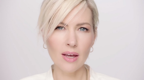 Clip "Take You Home" : Dido rayonne et fait appel à ses souvenirs d'enfance