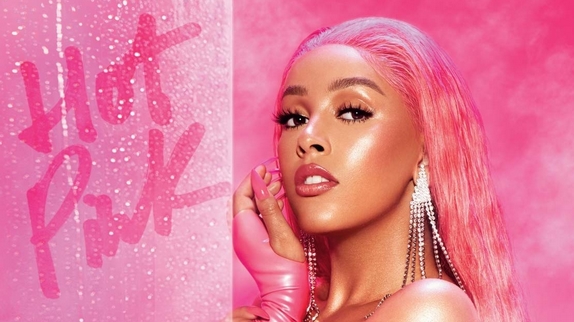 Doja Cat remonte le temps avec "Freak", son nouveau single rétro et 60's