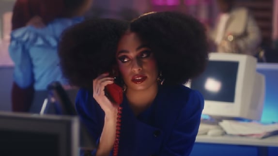 Clip "Love Is Back" : Celeste répand l'amour pour son premier album ...