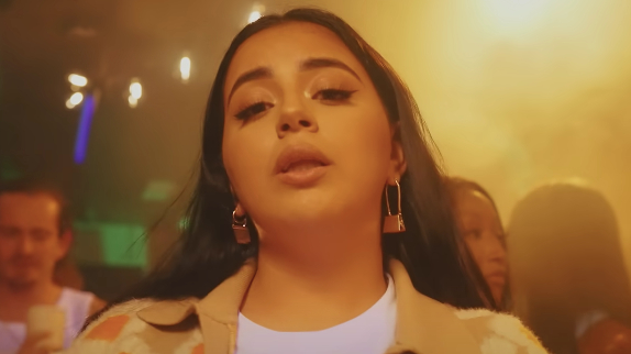 Marwa Loud crie son amour sur le dancefloor dans le clip "Woman"