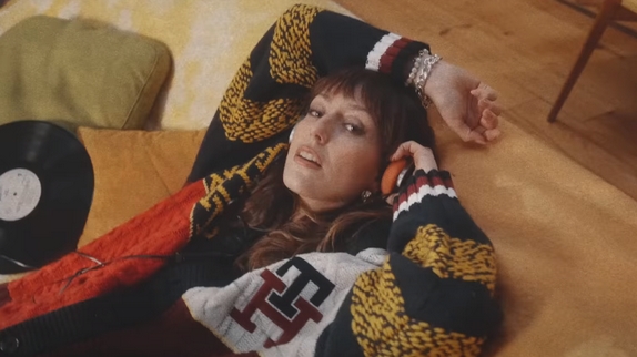 Ehla vit une idylle "Magique" dans son nouveau clip 90's
