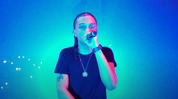 Favé se dévoile "En vrai" dans son nouveau clip séduisant