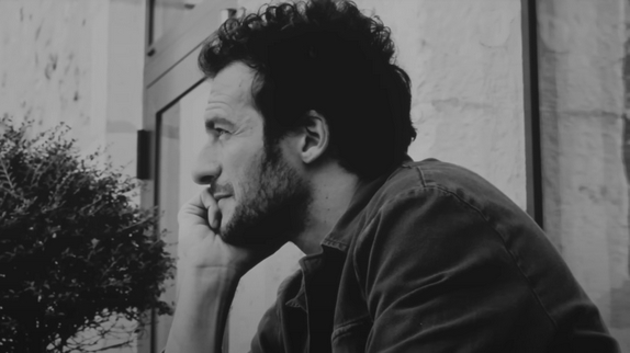 "Des rencontres marquantes..." : le nouveau clip d'Amir va vous ...