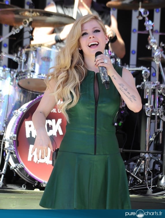 Avril Lavigne sur le plateau d'Extra TV : photos